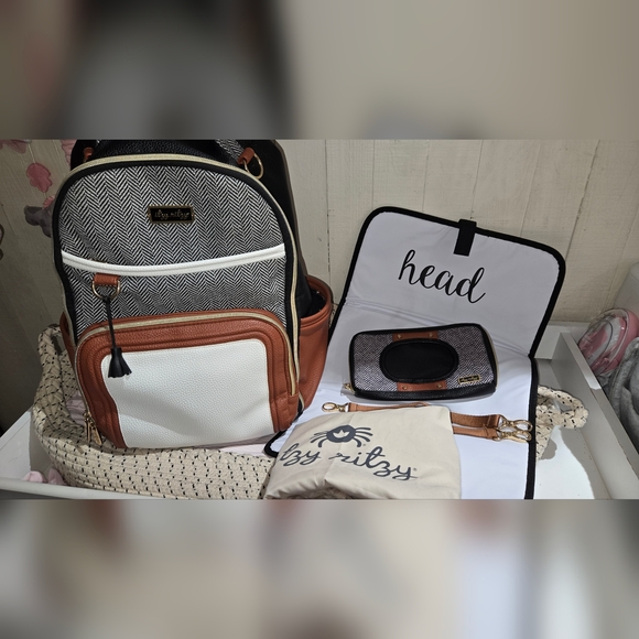 Itzy Ritzy | Bags | Itzy Ritzy Boss Plus Diaper Bag Coffee And Cream ...